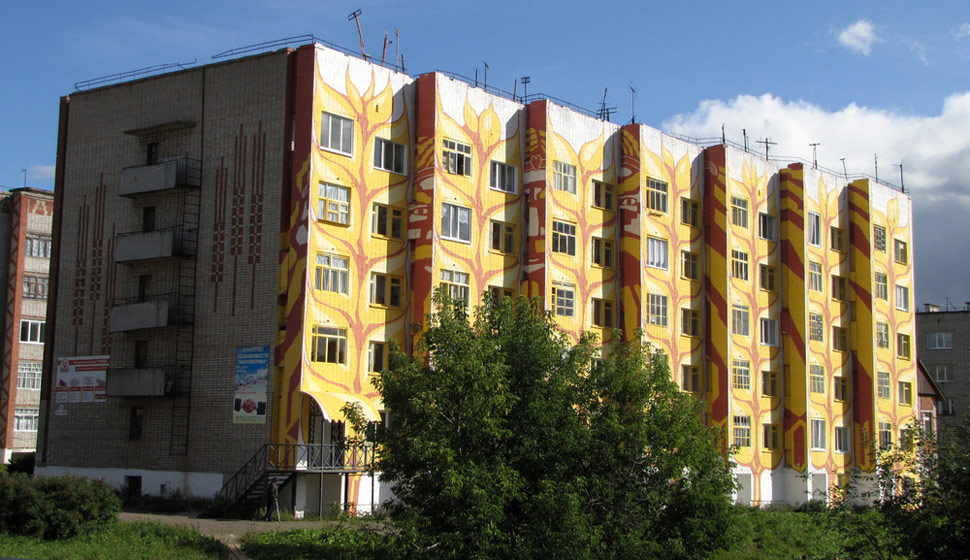 5 stories high wall in Russia - Bombing Science